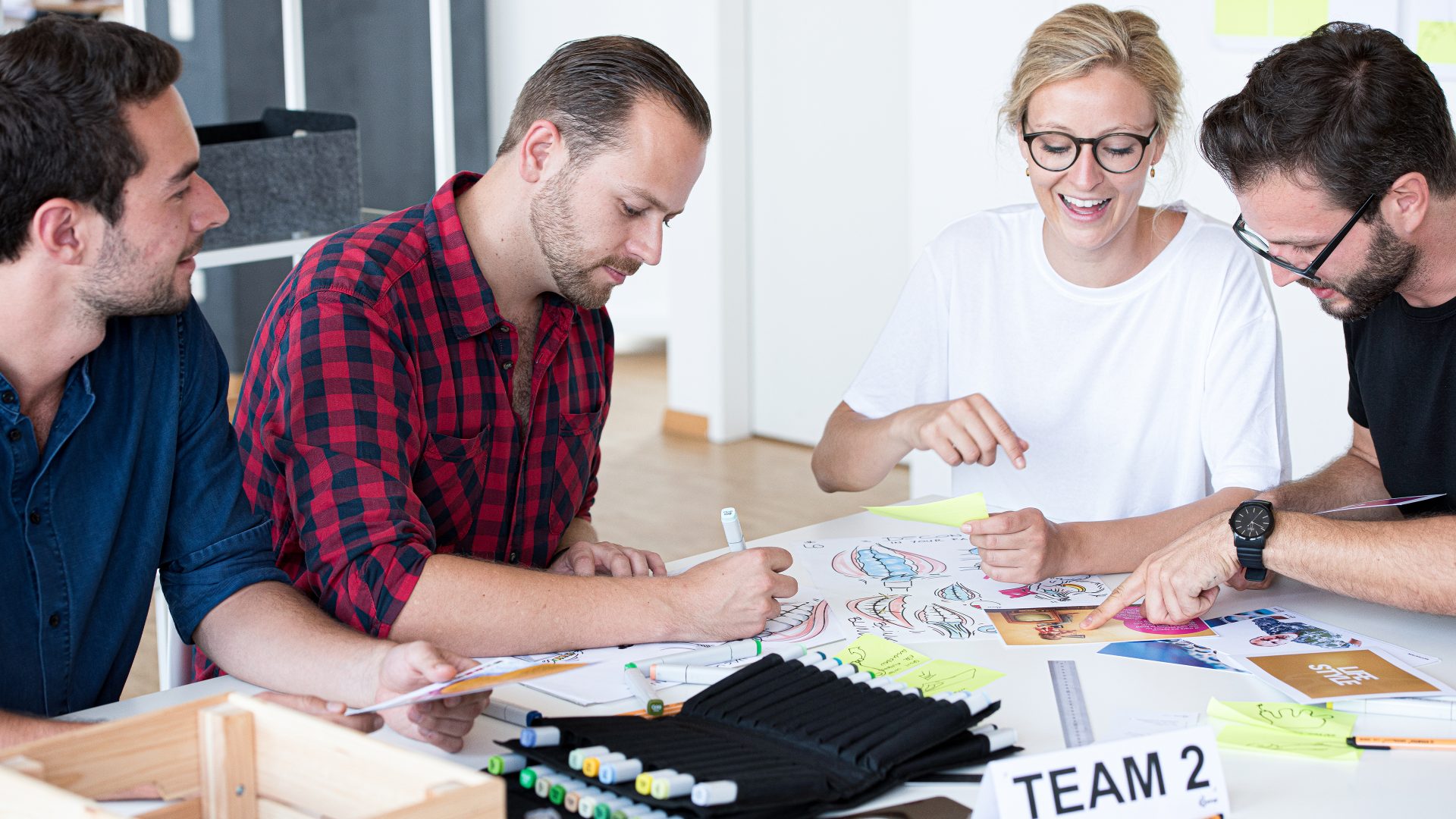 design-thinking-group-work-Desktop-1920×1080 | Lift Projekt